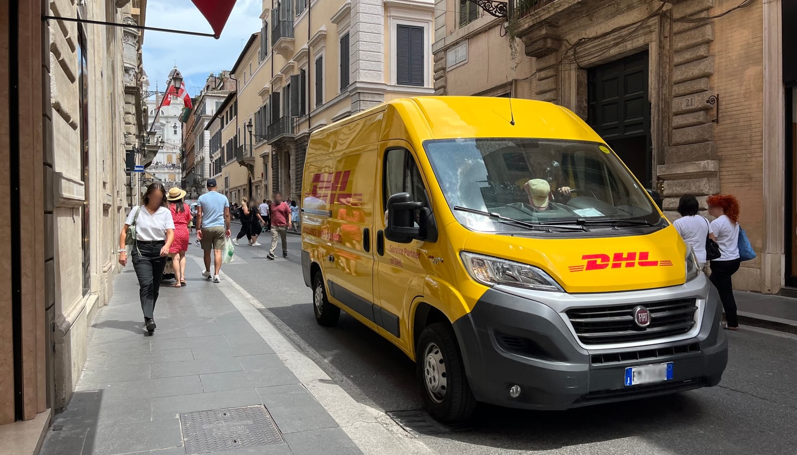 DHLとは？契約手順や発送方法、集荷依頼のやり方などを解説